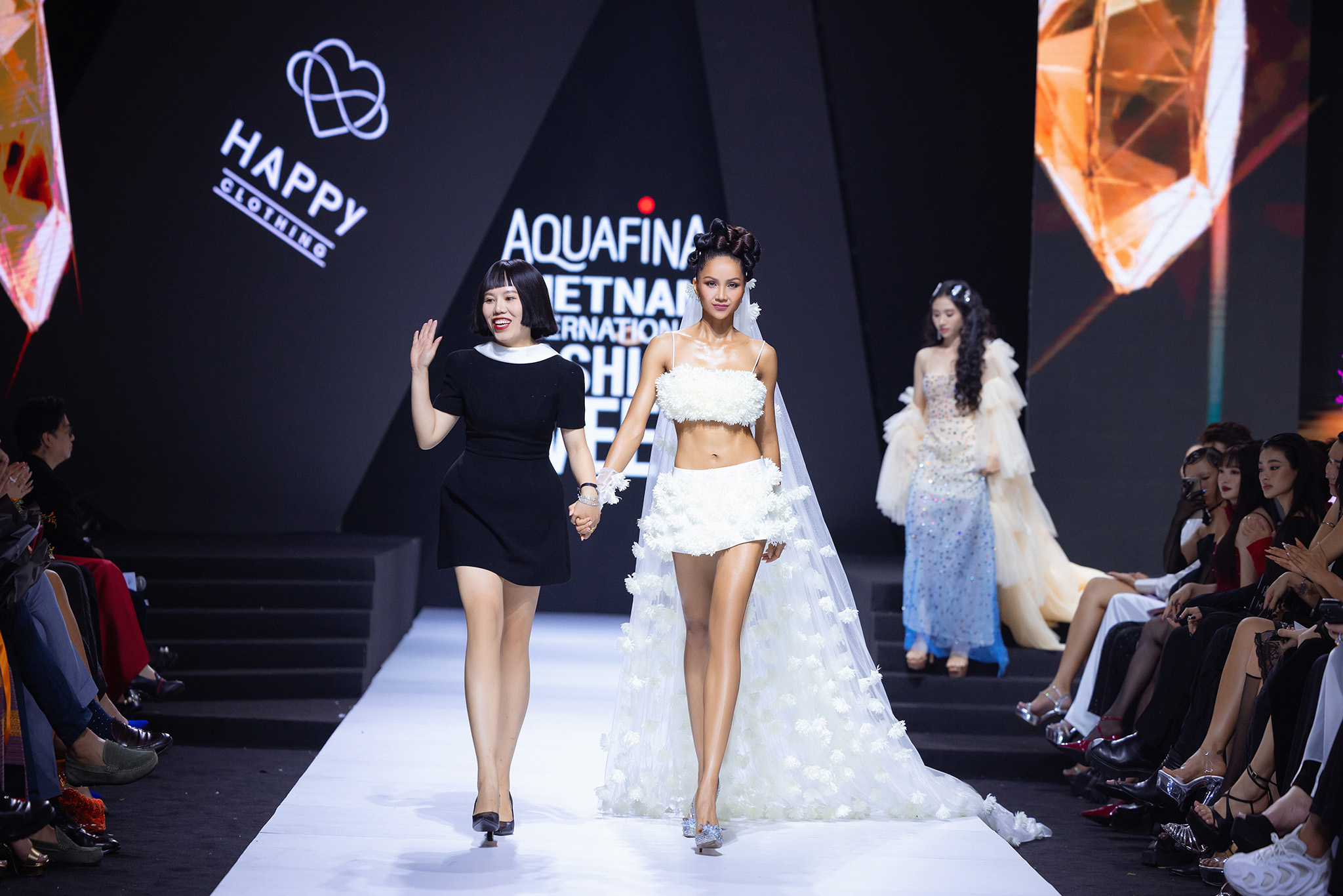 Hoa Hậu H’hen Niê Cùng NTK Thảo Nguyễn truyền tải thông điệp tích cực đến phái nữ tại Aquafina ...